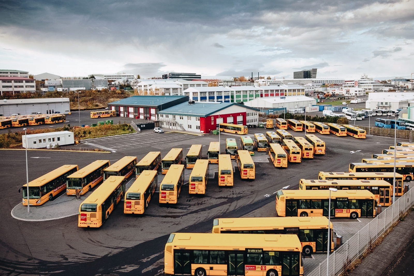 HOW DO BUSES IN REYKJAVIK AND SURROUNDINGS WORK?